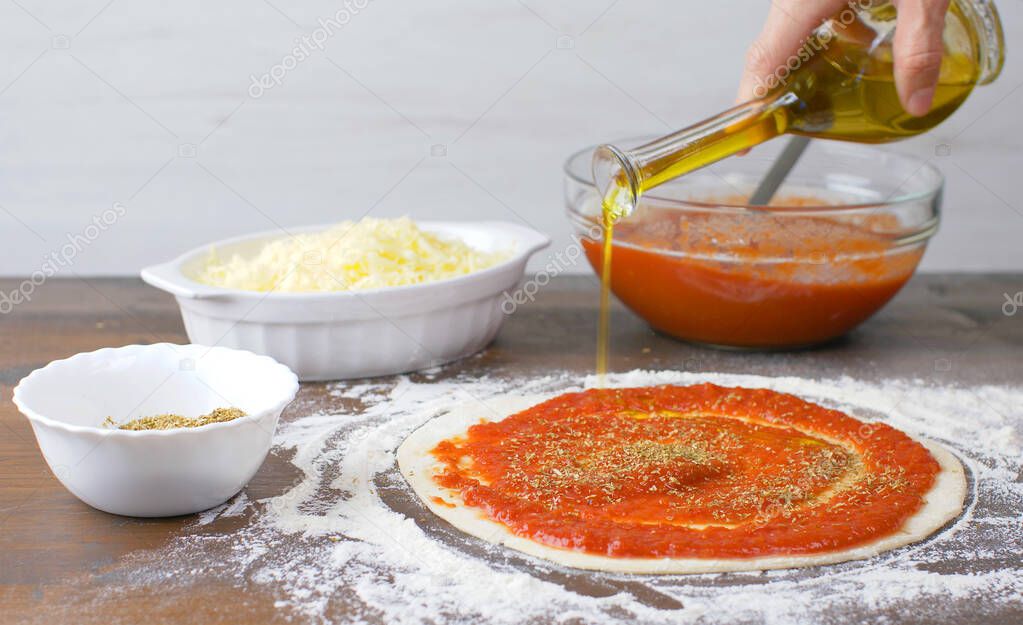 masa de pizza con salsa de tmato fresco y orégano. Receta tradicional ...