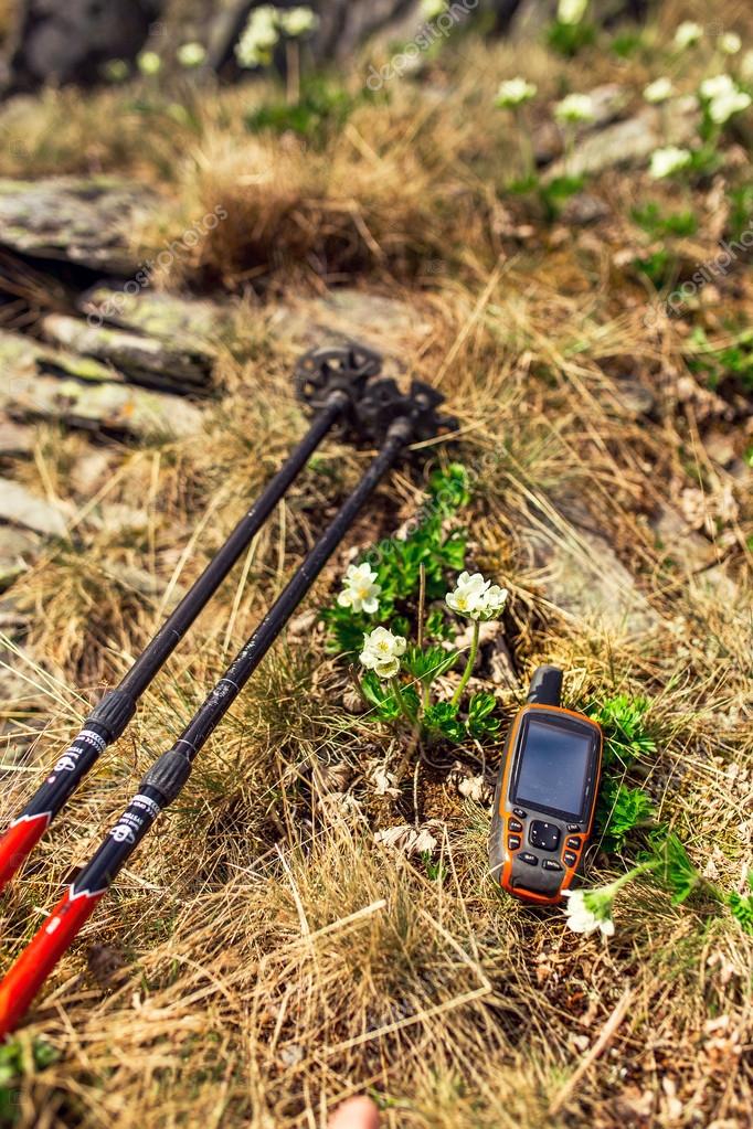 Navegador GPS profesional moderno y bastones de trekking en primavera 2022