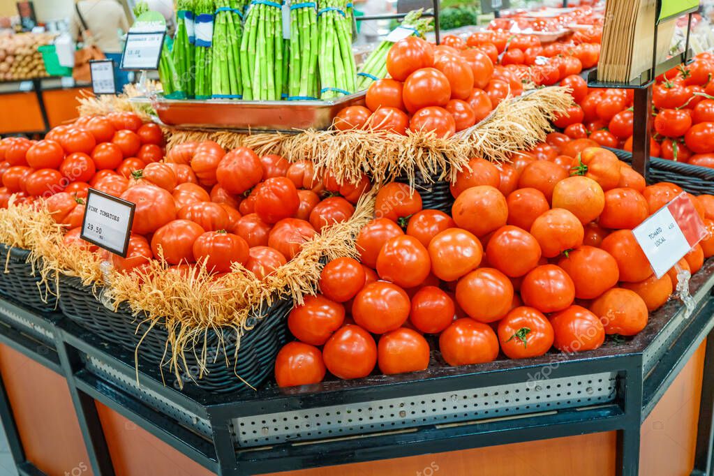 Tomates ecológicos maduros rosados sin OGM y pesticidas en los estantes ...