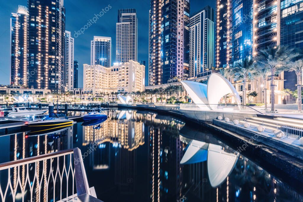 Arco de concha blanca y edificios hoteleros y residenciales en el nuevo ...