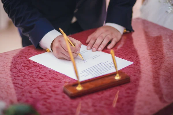 Signature de contrat de mariage images libres de droit, photos de ...
