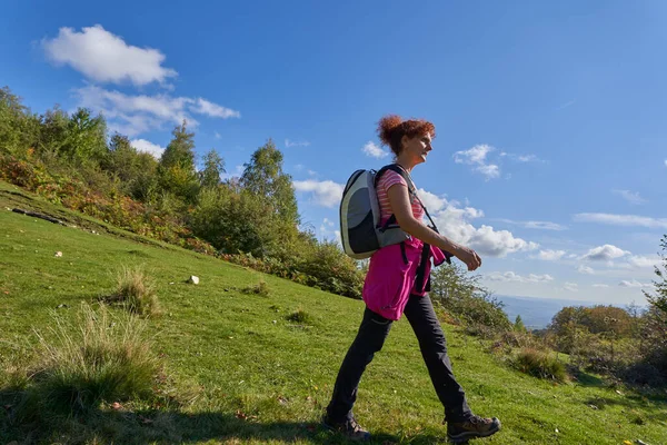 Woman hiking Stock Photos, Royalty Free Woman hiking Images | Depositphotos