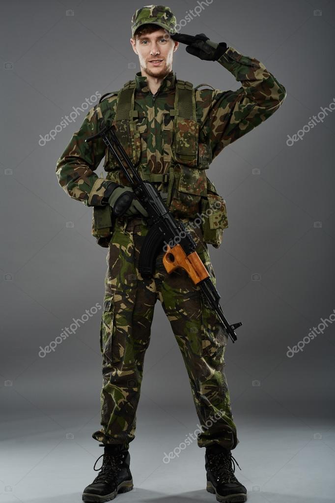 Soldier in uniform with machine gun Stock Photo by ©Xalanx 93191512