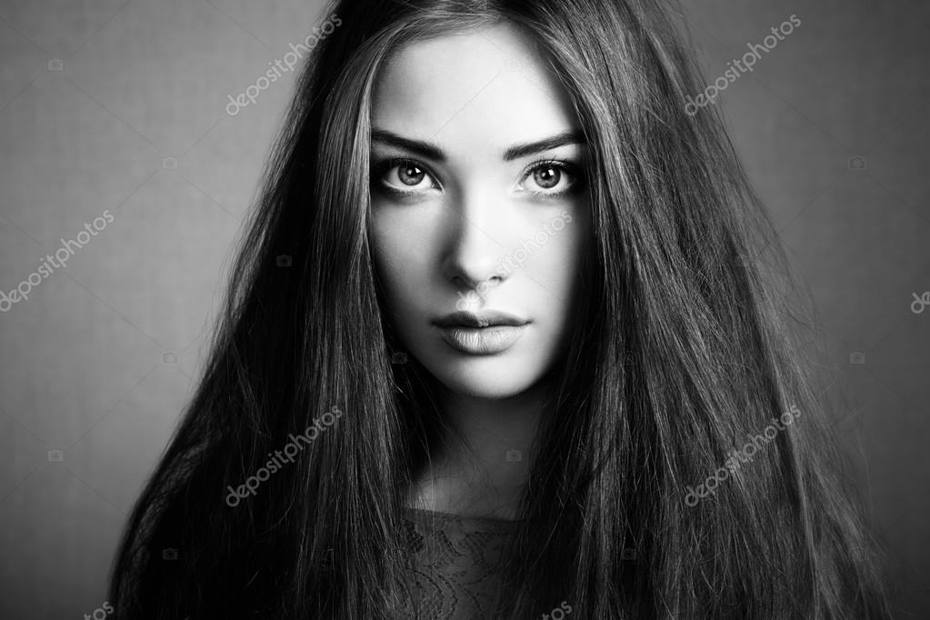 Portrait of beautiful dark-haired woman close up. — Stock Photo ...