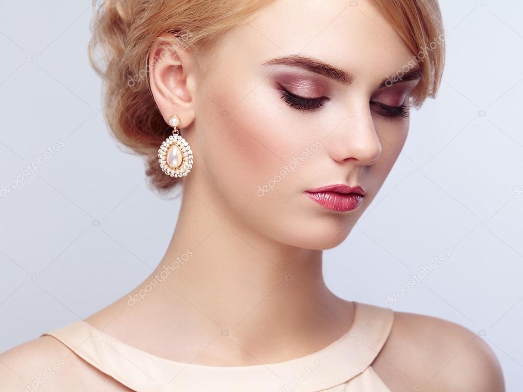 Portrait Of Beautiful Sensual Woman With Elegant Hairstyle — Stock