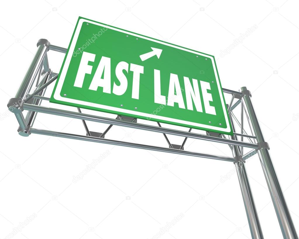 Fast Lane palabras en una señal de carretera de autopista verde — Foto ...