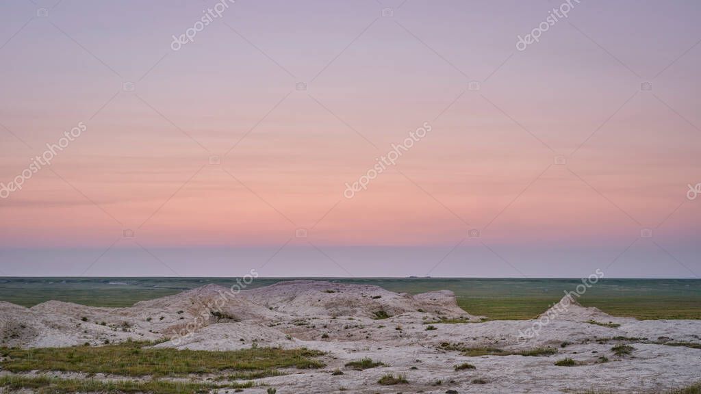 amanecer sobre la pradera con formaciones rocosas - Pawnee National ...