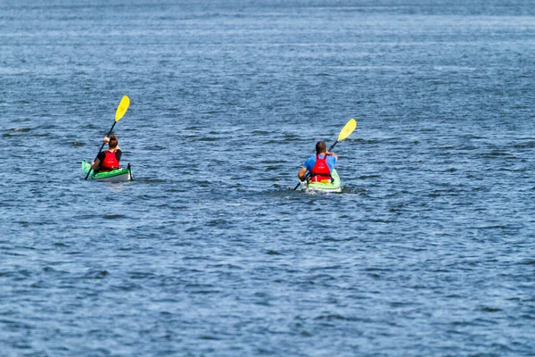 Personas remando fotos de stock, imágenes de Personas remando sin ...