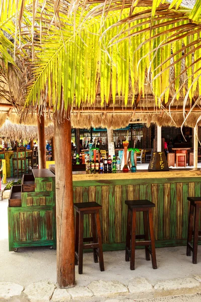 Bar en la playa tropical fotos de stock, imágenes de Bar en la playa ...