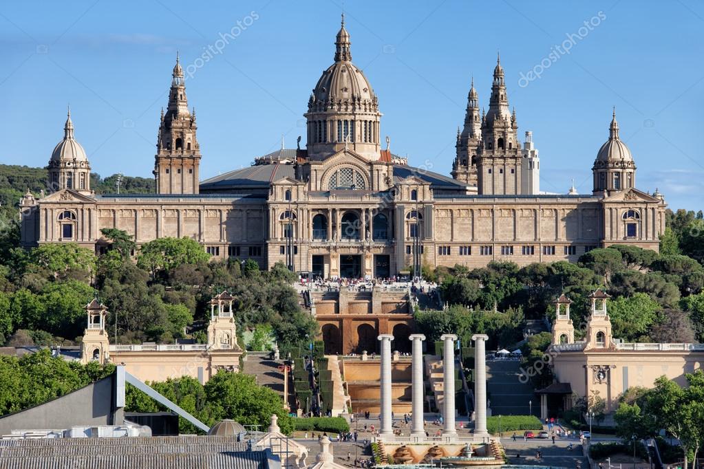 Museo de arte nacional de Cataluña en montjuic en barcelona — Foto de ...