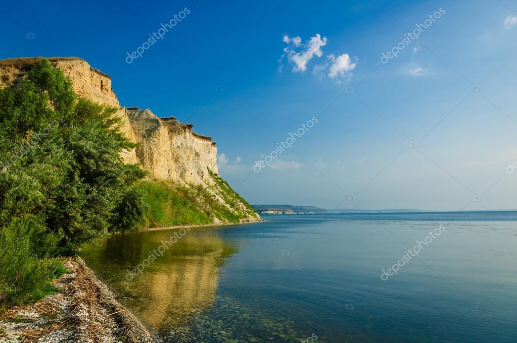 Acantilado en el río Volga, Región de Saratov, Rusia: fotografía de ...
