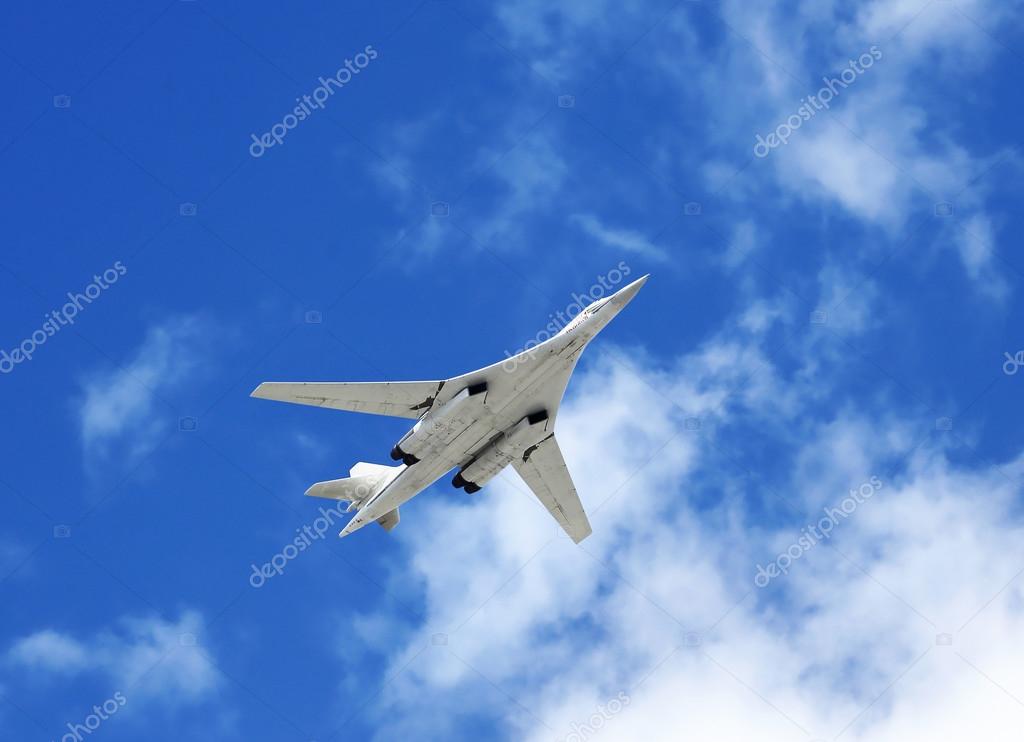 Long-range bomber Tu-160 "White Swan" in flight — Stock Photo ...