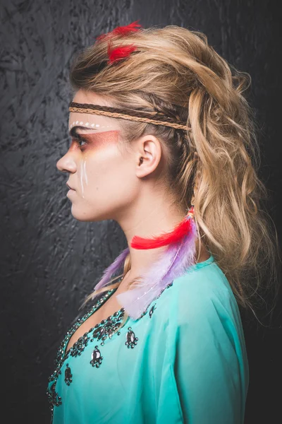 Indio americano con camuflaje de la cara de pintura, sonriendo y ...