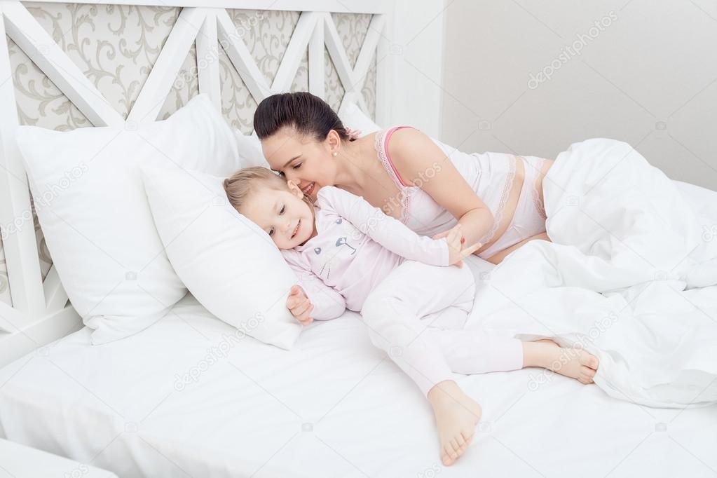 madre e hija en la cama 2023