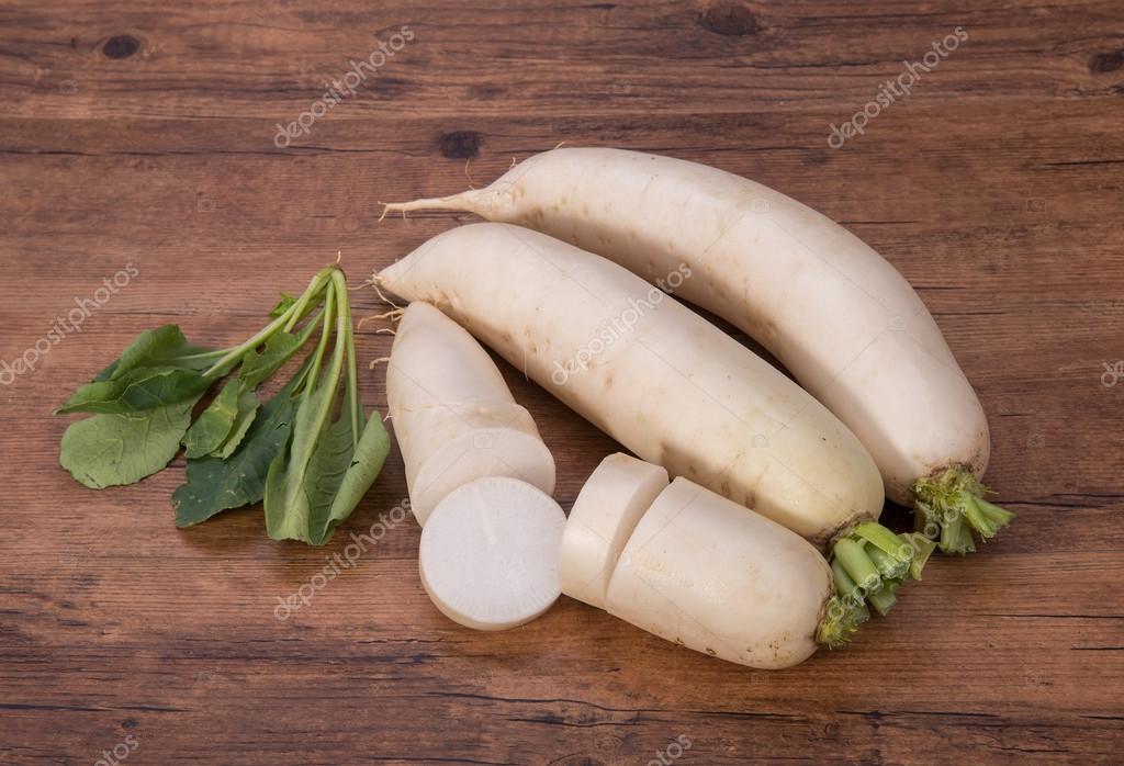Rábano Daikon sobre el fondo de madera 2024