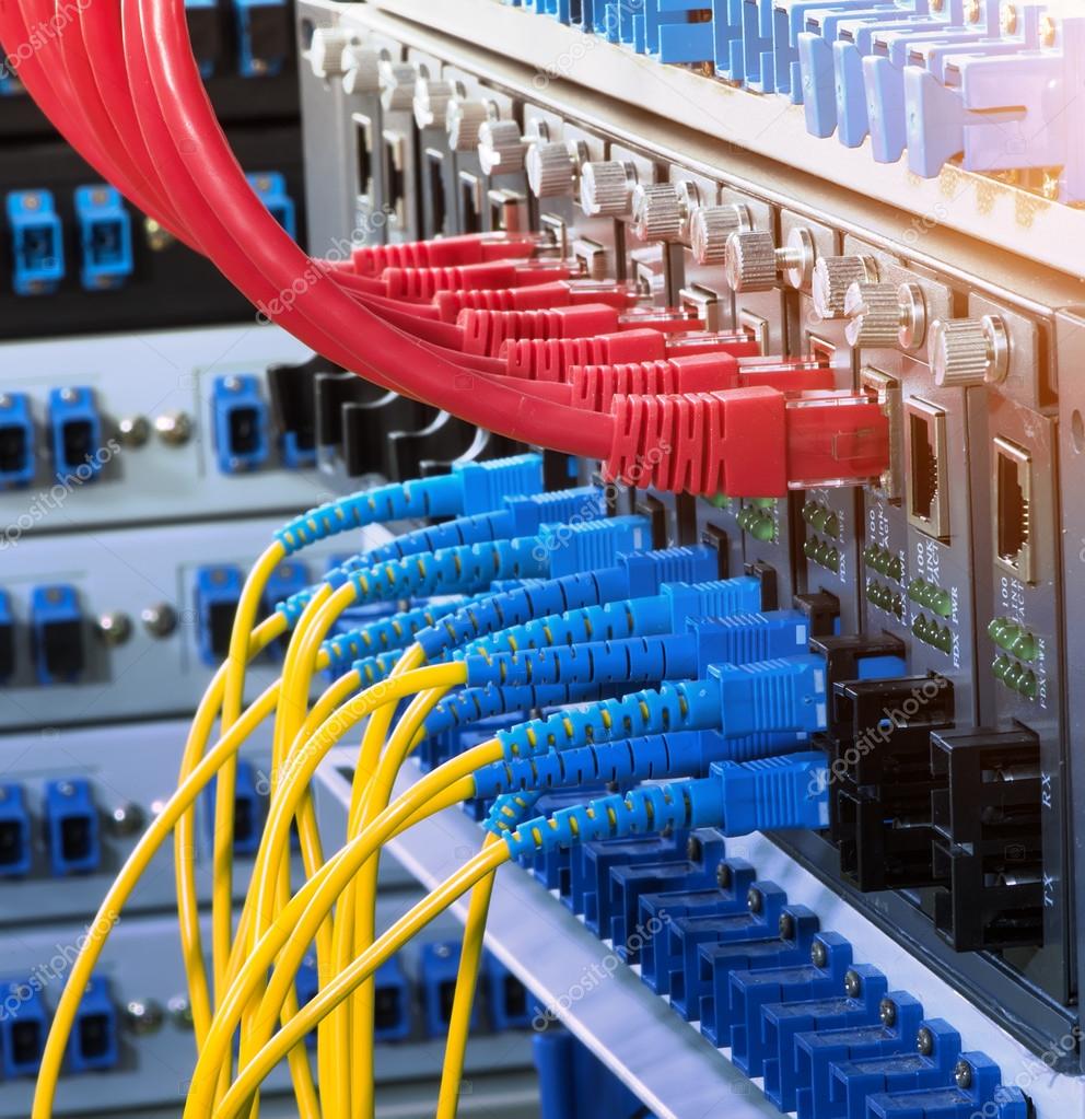 Cables de fibra ptica conectados a puertos pticos y cable de red 2024