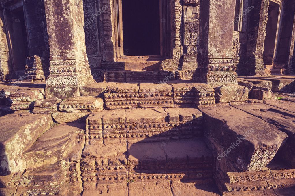 Ancient Khmer civilization ruins Stock Photo by ©kamchatka 124783446