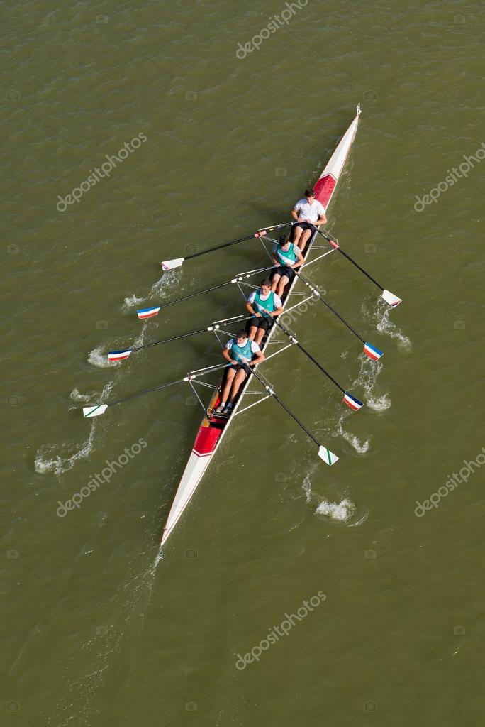 Cuatro hombres remando en el río Danubio 2025