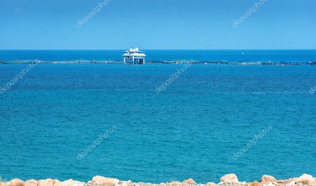 Granja de peces cultivando lubina y dorado en el mar Mediterráneo ...