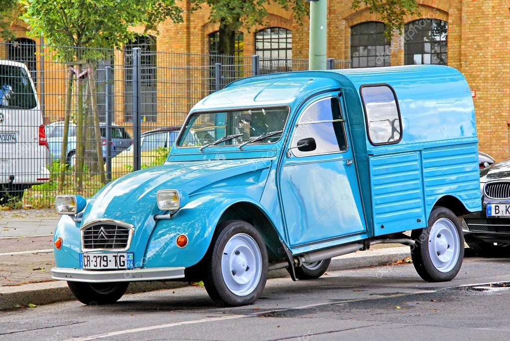 Furgoneta Citroen 2cv — Foto editorial de stock © Artzzz #59549929