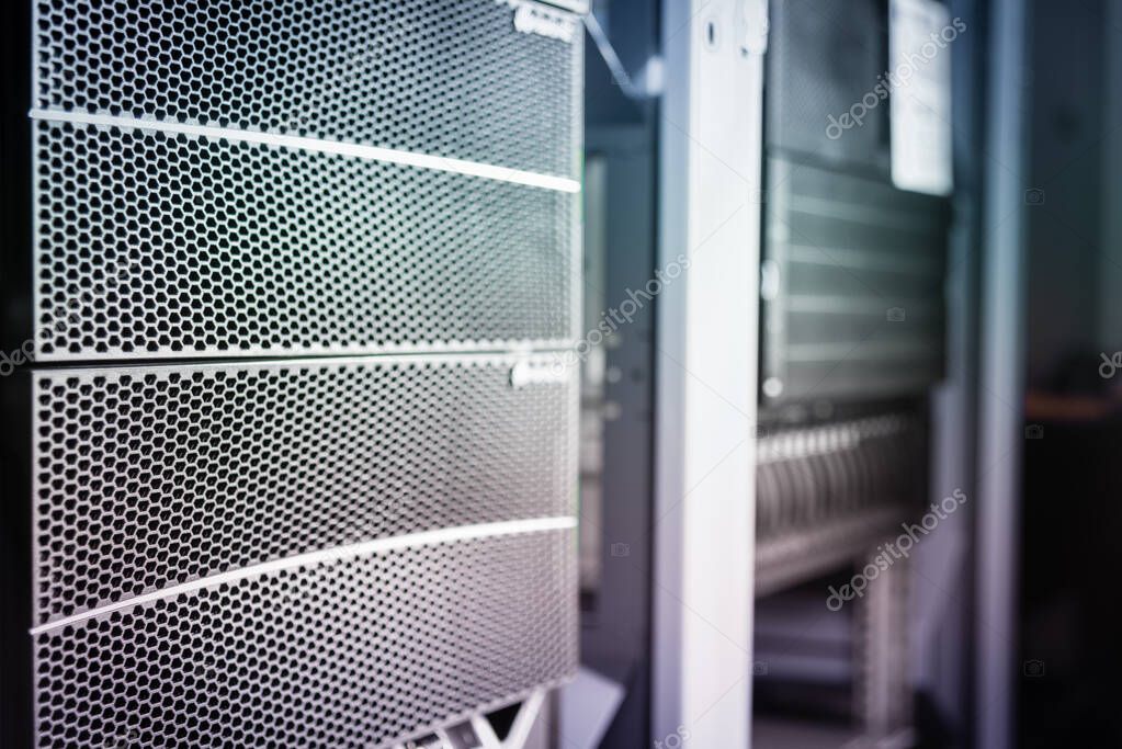 detalle del centro de datos en rack que contiene el clúster de discos ...