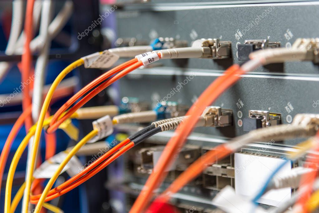 detalle del rack del servidor con cables de fibra ptica conectados a los puertos del interruptor ...