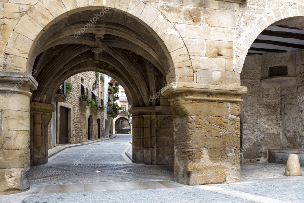 Pasaje en el centro histórico de Calaceite, España — Foto de stock ...