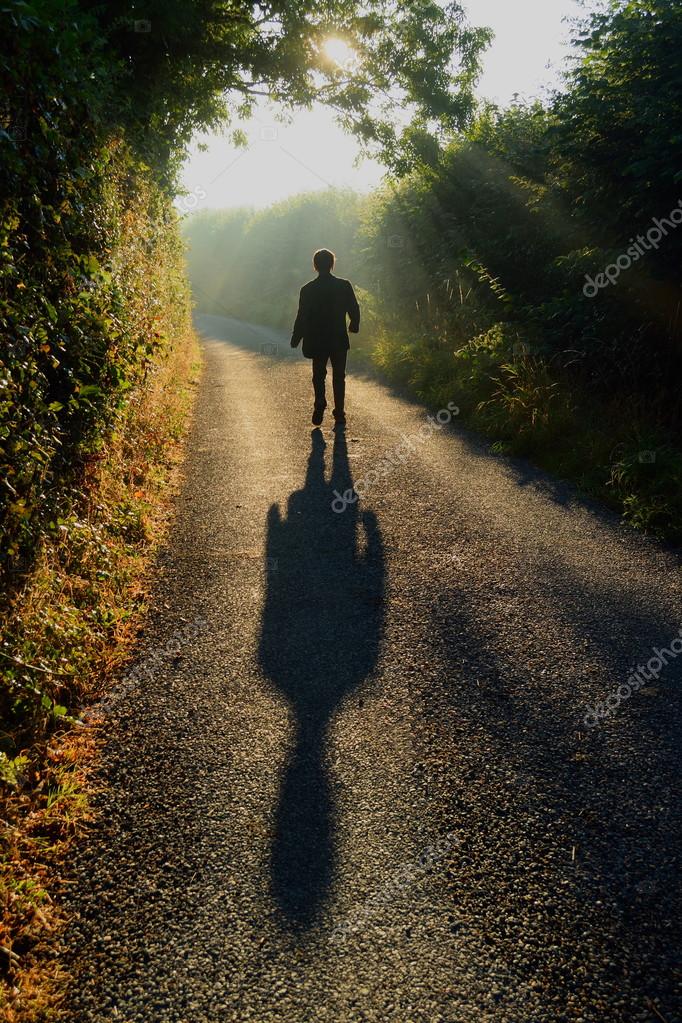 Hombre Caminando Solo - Versiones & Soporte