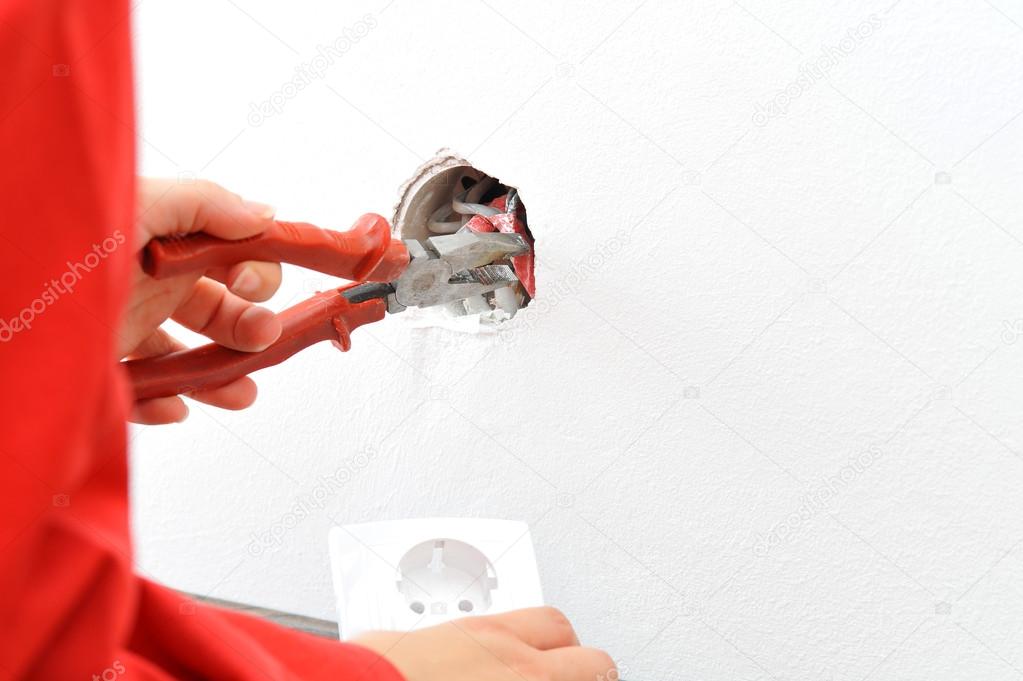 Female electrician fixing electricity problem Stock Photo by ©pajche ...