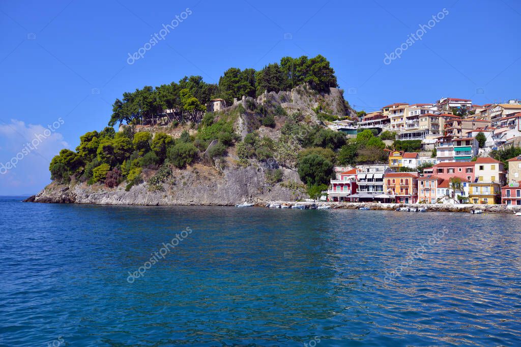 PARGA, GRECIA - 25 de agosto: Ciudad vieja de Parga en el mar J nico ...