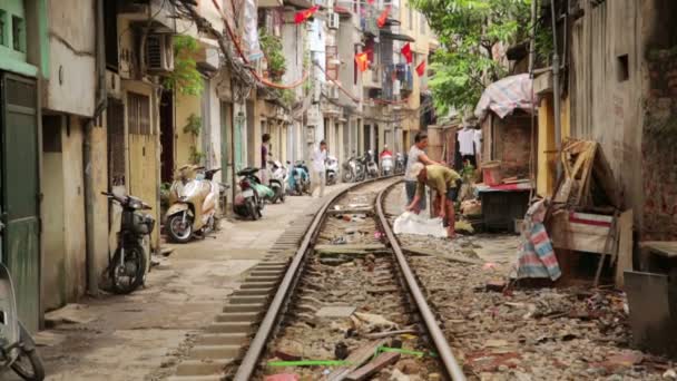 Train passing through slums — Stock Video © kagemusha #53289937