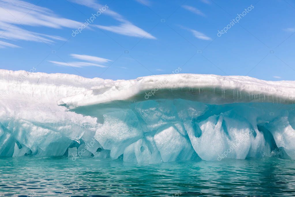 iceberg azul glacial y fondo del cielo. Debajo de un iceberg cubierto ...