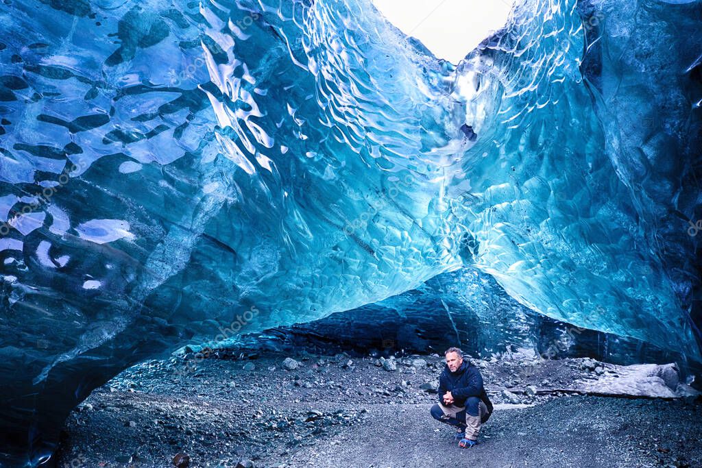 Dentro de una cueva de hielo glacial azul en el glaciar ...