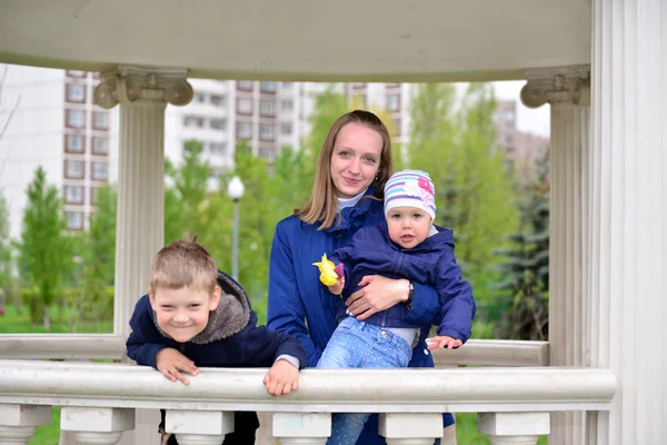 5,000,000+ imágenes de Familia con dos hijos libres de derechos ...