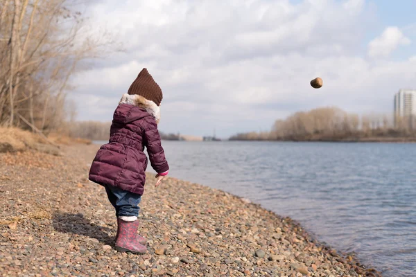 Fotos de Tirando piedras de stock, Tirando piedras imágenes libres de ...