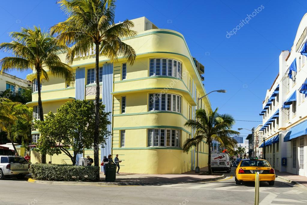 Ocean drive and art deco buildings — Stock Editorial Photo © ventdusud ...