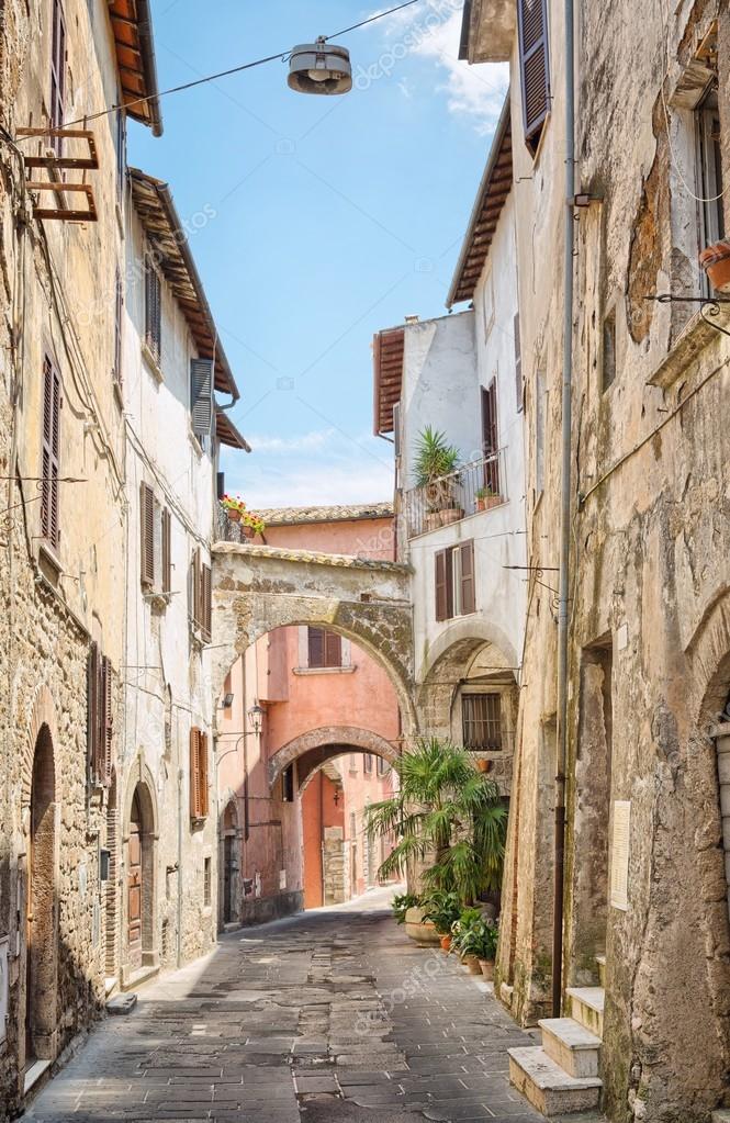 Pretty street in the ancient city of Tuscany — Stock Photo © pitrs10 ...