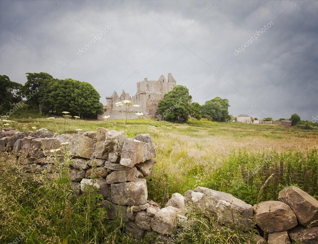 Crumbling wall by Craigmillar castle — Stock Photo © feferoni #100458000
