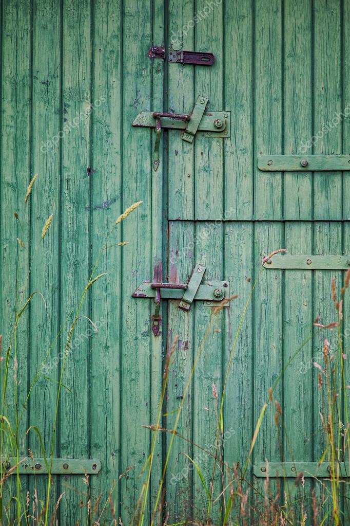 Green barn door Stock Photo by ©feferoni 82126134