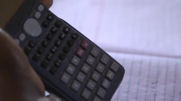 113 Aluno usando a calculadora Stock Videos, 4K & HD Footage ...