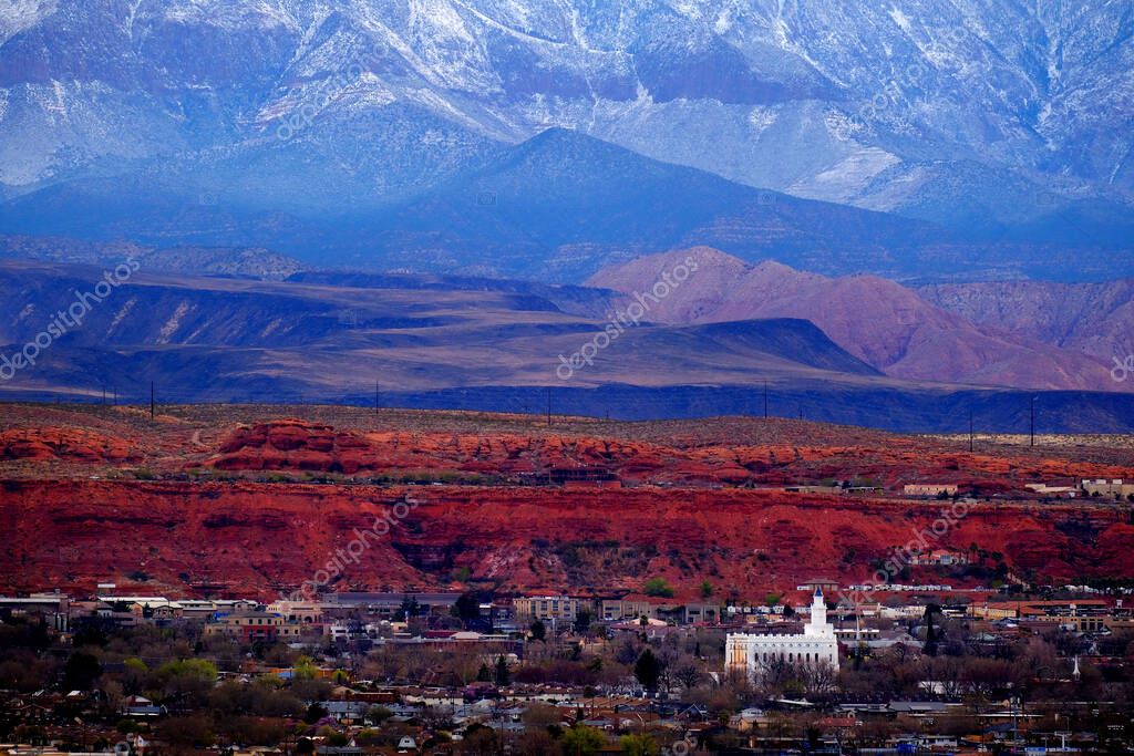 Vista del valle de St. George Utah con el templo mormón LDS rocas rojas ...