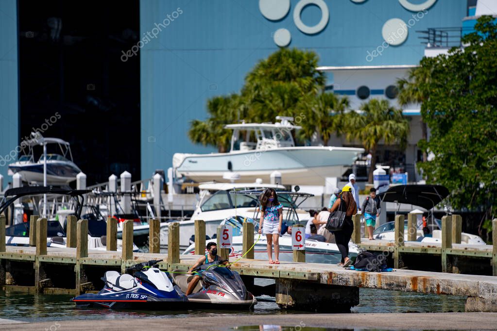 Miami Beach, FL, Estados Unidos - 13 de marzo de 2021: Los turistas se ...