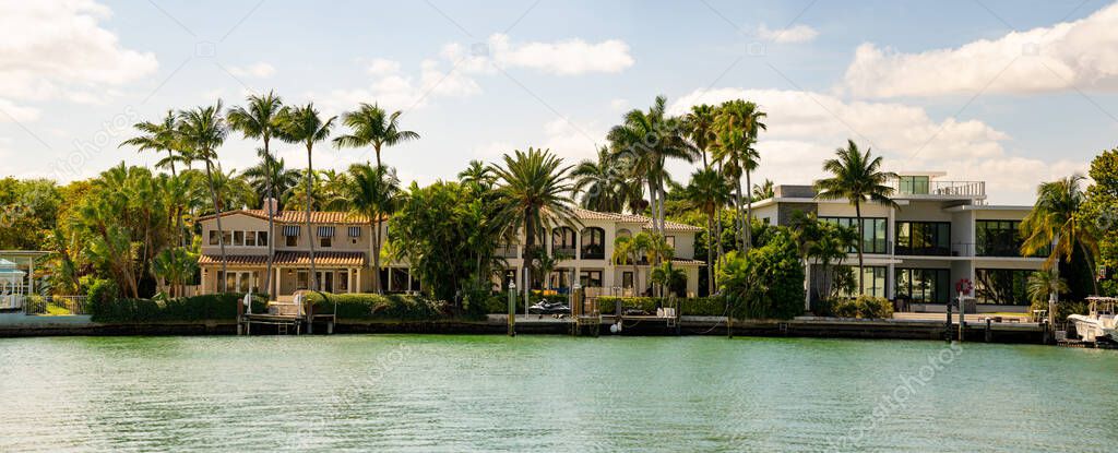 Panorama de mansiones de lujo frente al mar en Miami Beach Indian Creek ...