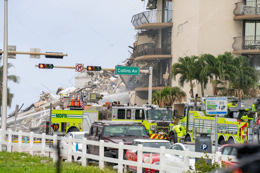 Surfside, FL, Estados Unidos - 24 de junio de 2021: Escena del colapso ...