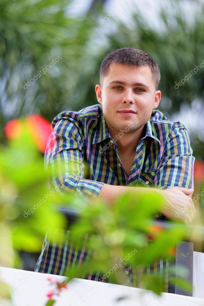 Bel homme russe posant dans un jardin image libre de droit par felixtm ...