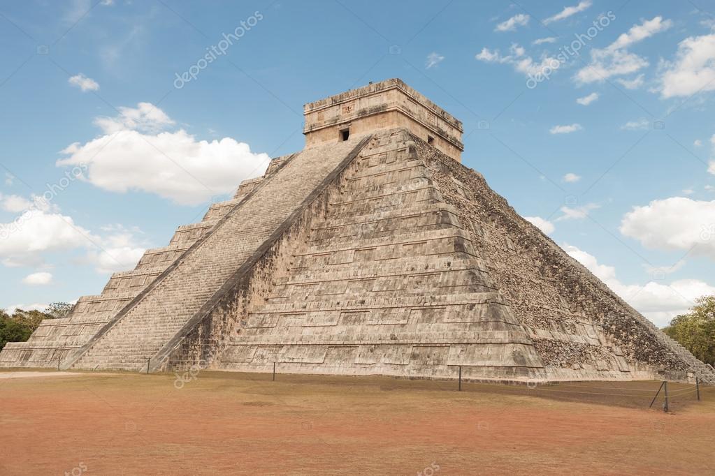 Ancient pyramid in Tulum Mexico. — Stock Photo © feedough #72991367