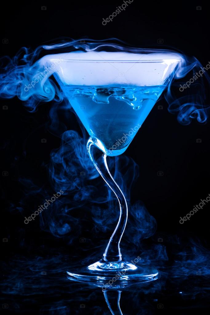Blue cocktail with splash and ice vapor — Stock Photo © netfalls #117366852