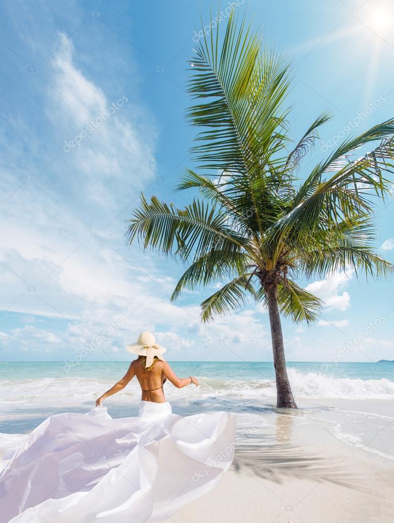 Beautiful classy woman on the beach with white sarong. — Stock Photo ...