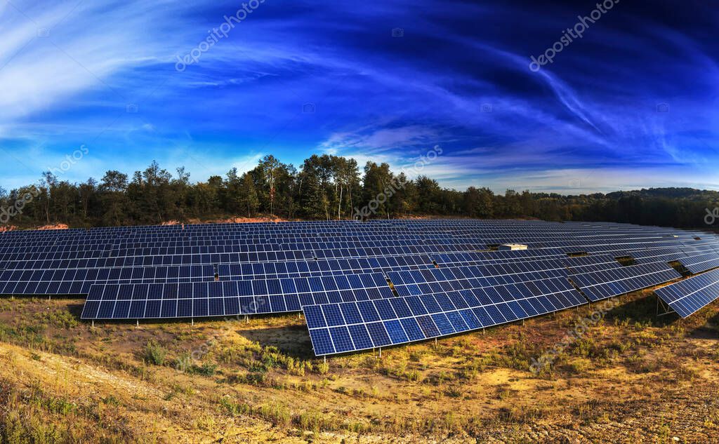 Paisaje panorámico con granja de paneles solares fotovoltaicos 2023