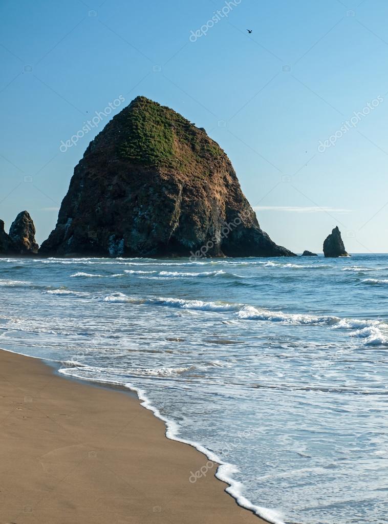 Haystack Rock at Cannon Beach Oregon USA — Stock Photo © Frankljunior ...
